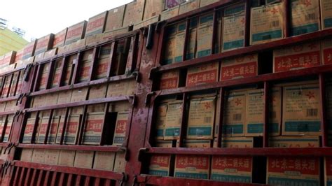 广西钦州警方破获特大制售假酒案，共抓获犯罪嫌疑人318人关键帧澎湃新闻 The Paper