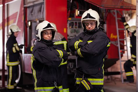 제복을 입은 전문 소방관 2명과 소방차 앞에서 포즈를 취하고 있는 보호 헬멧 구조에 대한 스톡 사진 및 기타 이미지 구조 근육질 체격 긴급서비스와 구조 직업 Istock