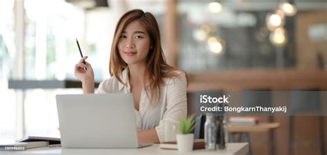 노트북 컴퓨터와 카메라에 미소와 그녀의 프로젝트에서 작업 하는 아름 다운 아시아 비즈니스 여자의 초상화 공동체에 대한 스톡 사진 및 기타 이미지 Istock