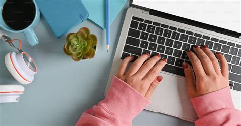 사무실 책상에서 노트북 컴퓨터에 타이핑하는 여성의 손 위 사진 Unsplash의 컴퓨터 키보드 이미지