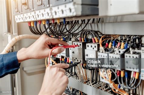 전기 엔지니어는 멀티미터를 사용하여 전기 설치 및 전력선을 테스트합니다 개폐 장치에 대한 스톡 사진 및 기타 이미지 개폐 장치 건설 산업 건설업자 Istock