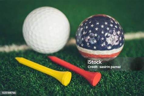 미국 국기와 녹색 잔디 또는 잔디에 티 세계에서 가장 인기 있는 스포츠와 골프 공 0명에 대한 스톡 사진 및 기타 이미지 0명 3차원 형태 개념 Istock
