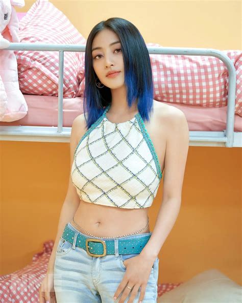White Diamond Pattern Halter Top Jihyo Twice South Korean Girls Korean Girl Groups Nayeon