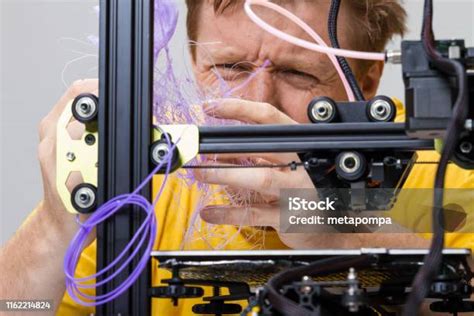 3d 프린터로 싸우는 남자 3차원 인쇄에 대한 스톡 사진 및 기타 이미지 3차원 인쇄 3차원 형태 건설 산업 Istock