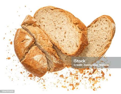 흰색 배경에 분리 된 부스러기가있는 갓 구운 빵 얇게 썬 밀 빵 베이커리 소박한 전통 음식 개념 맨 위 보기n 갈색에 대한 스톡 사진 및 기타 이미지 Istock