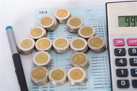 흰색 배경에 계정 책에 집 모양과 계산기로 동전의 스택 금융 및 은행 0명에 대한 스톡 사진 및 기타 이미지 0명 거래