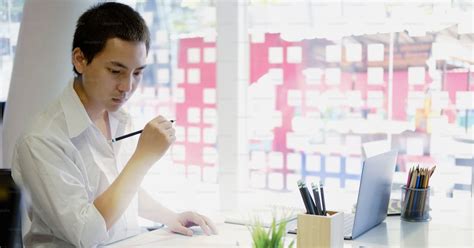 책상 위에 노트북과 문서를 들고 사무실에서 일하는 사업가의 잘린 사진 사진 Unsplash의 문서 이미지