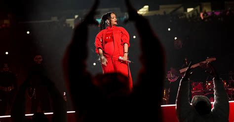At The Super Bowl Rihanna Returns To Music Briefly The New York Times