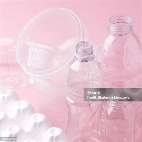 분홍색 배경에 식품 패키지의 투명 플라스틱 용기 상자의 그룹 지구 오염의 개념 일회성 사용 가능한 포장 플라스틱 금지 0에 대한