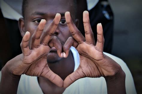 Почему у африканцев темная кожа если на солнце она нагревается быстрее