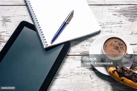 커피 케이크 초콜릿 태블릿 노트북 펜 클로즈업 빈티지 나무 배경에에 클 레어과 자를 최고의 볼 수 있습니다 빈티지 스타일입니다 0명에 대한 스톡 사진 및 기타 이미지