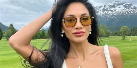 타이트한 드레스를 입고 아름다운 몸매를 뽐낸 46세 가수