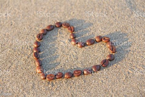 커피의 심장입니다 곡물 커피의 심 혼의 형태로 모래에 배치 됩니다 커피의 사랑입니다 복사 공간 디자인 최고의 볼 수 있습니다 커피의 프레임 갈색에 대한 스톡 사진 및 기타