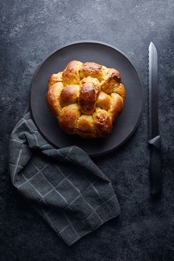 검은 표면에 칼 근처의 검은 접시에 갓 구운 페이스트리의 수직 하이 앵글 샷 0명에 대한 스톡 사진 및 기타 이미지 0명 갈색 건강한 생활방식 Istock