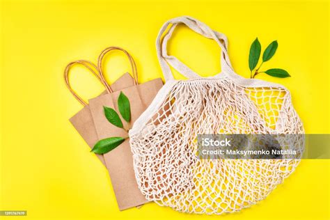 에코 백노란색 배경에 에코 가방의 다양성 지속 가능한 라이프 스타일 저장을위한 트링 및 캔버스 백으로 최소한의 구성을 낭비하지 마십시오 폐기물 제로 환경 친화적 인 쇼핑