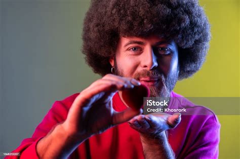 붉은 장난감 하트를 들고 있는 아프로 헤어스타일을 가진 힙스터 맨은 그의 애정과 헌신 로맨스를 보여준다 네온에 대한 스톡 사진 및 기타 이미지 Istock