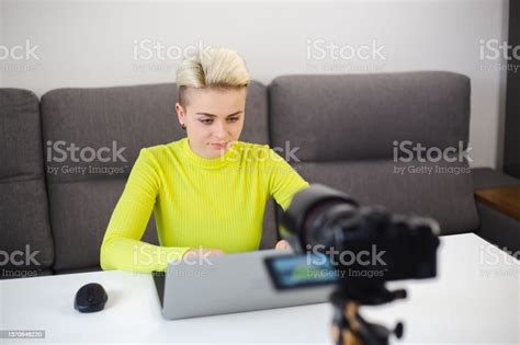 비디오 블로그를 촬영하는 블로거 여성 프리랜서 여성 동영상 블로그 기록을 만드는 짧은 머리 톰 소년 사람 노트북 컴퓨터에서 작업