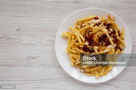 흰색 나무 표면 위에 흰색 접시에 치즈 소스와 베이컨 감자 튀김 평면도 평평한 누워 위에서 오버 헤드 복사 공간 0명에 대한 스톡 사진 및 기타 이미지 Istock