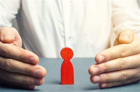 보험 에이전트 빨간 사람 그림을 보호합니다 지원 및 관리의 개념입니다 심리적 도움입니다 오른쪽 경로에 지도입니다 직원 들과 작동