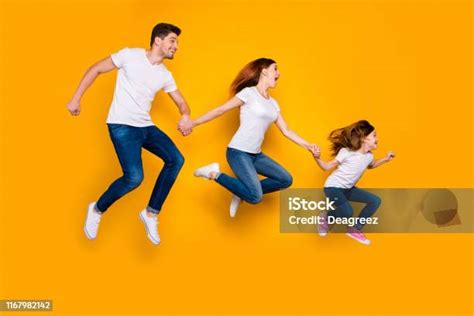 3 개의 멋진 스포티 한 쾌활한 펑키 한 액티브 액티브 모션 보유 손 판매 할인 서둘러 러쉬 고립 된 밝은 선명한 광택 노란색 배경의 전신 바디 사이즈 보기 점프에 대한