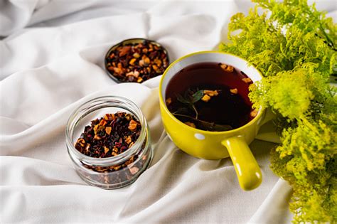 허브와 열매에 민트와 붉은 향기로운 차 흰색 완두콩에 손잡이와 녹색 찻잔에 마른 과일과 열매가있는 항아리에서 플레이스 근처 0명에 대한 스톡 사진 및 기타 이미지 Istock