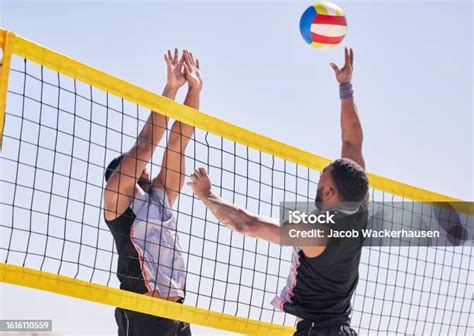 해변 배구 운동 스포츠 및 피트니스로 바다와 바다에서 경쟁하는 팀 여름 야외 및 훈련을 위해 노는 사람들 액션 게임 및 자연에서 공으로 운동 25 29세에 대한 스톡 사진