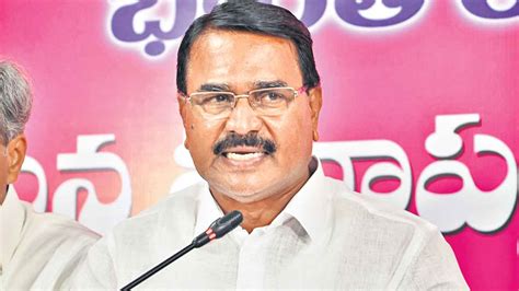 Rythu Bandhu రైతుబంధు వృథా అని నిరూపిస్తరా రైతులను దొంగలుగా చిత్రీకరిస్తారా Namasthe Telangana