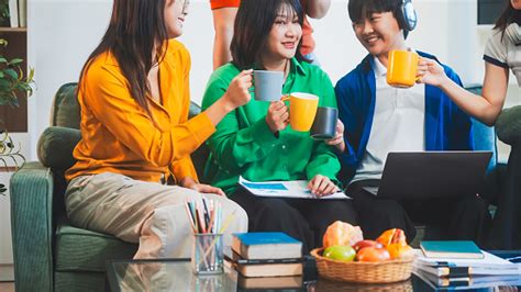 5명의 젊은 아시아 학생들이 캠퍼스에서 온라인 학습에 참여하여 연구 프로젝트에 협력합니다 그들은 과제를 통해 서로를 돕고 귀중한 경험을 쌓고 미래의 직업을 준비합니다