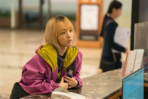Netflix Korea 넷플릭스 코리아 쌍둥이 치곤 너무 다른 미지와 미래 그리고 겉으론 멀쩡해 보이는 호수 정반대의 삶에서 서로를 만나 진짜 나를 찾아가는