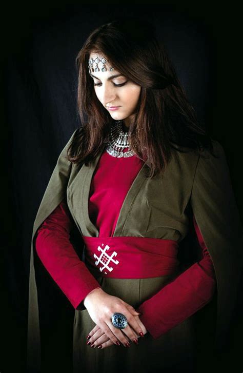 Vêtement Traditionnel Arménien Իմ Հայուհիս Արև ես լույս ես քու փայլդ է վսեմ Կփայլի աչքս երբ