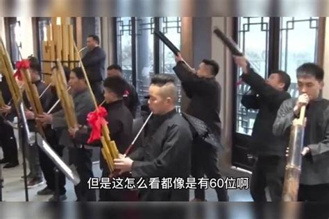 69岁王健林现身贵州，与美女载歌载舞，身边多位保镖随身保护