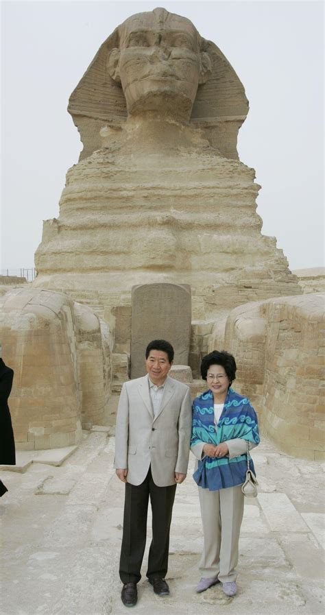 [노무현사료관] [이집트 카이로 기자지역의 문화유적지에서 스핑크스 앞에 선 노무현 대통령 내외]