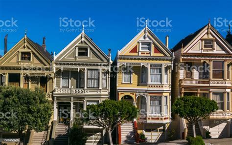 걸어다니는 알라모 스퀘어 파크 페인트 숙 녀 샌 프란 시스 코 캘리포니아 미국 시내 지역에 대한 스톡 사진 및 기타 이미지 시내 지역 주거 지구 개성 개념 Istock