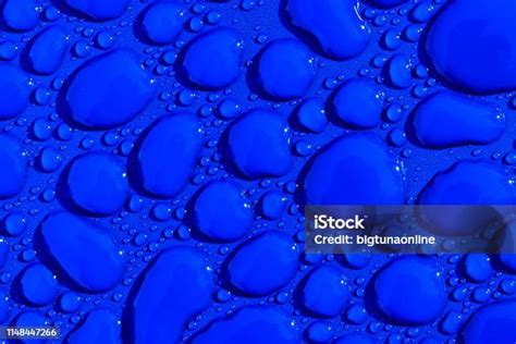 투명 한 여전히 물이 연한 파란색 배경에 떨어집니다 푸른 물 방울 유리에 비의 방울 블루 추상 물 드롭 배경입니다 물 표면 강에 대한 스톡 사진 및 기타 이미지 Istock