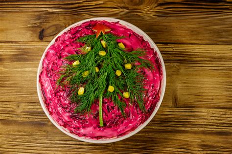 전통적인 러시아 샐러드 모피 코트 아래 청어 나무 테이블에 딜과 달콤한 옥수수로 만든 크리스마스 트리로 장식 된 샐러드 위쪽 보기 샐러드에 대한 스톡 사진 및 기타 이미지