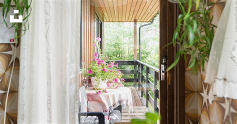 테이블 의자 식물이 있는 방 사진 Unsplash의 무료 발코니 이미지