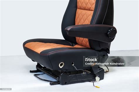 자동차 인테리어 디자인 워크샵에서 대조 스티치와 붉은 색의 스티치 스레드 블랙 베이 지 색의 가죽에서 카 시트의 내부의 일부의