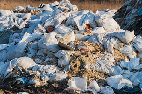 매립지의 다양한 건설 잔해 건설 잔해로 가득 찬 건설 가방 0명에 대한 스톡 사진 및 기타 이미지 0명 가방 거절 Istock
