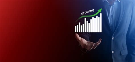 홀로그램 그래프와 주식 시장 통계를 보유한 사업가가 이익을 얻습니다 성장 계획 및 비즈니스 전략의 개념 좋은 경제 양식 디지털 화면의 디스플레이 가격에 대한 스톡 사진 및