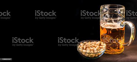 전통적인 10 월 축제 바이에른 맥주와 배너 큰 1 리터 머그잔 반 젖은 벽과 피스타치오 독일 텍스트 복사 공간이검은 배경에 취해 0명에 대한 스톡 사진 및 기타 이미지