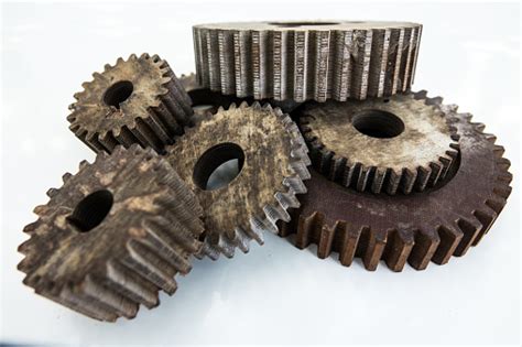 나무 톱니 바퀴입니다 창의적이 고 논리적 사고의 개념입니다 시작 과정 결과입니다 흰색 배경에 고립 선택적 초점 갈색에 대한 스톡