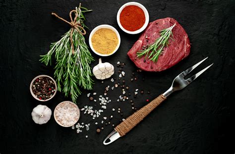 정육점에서 고기 조각 재료와 어두운 콘크리트 배경에 스테이크의 형태로 쇠고기의 한 조각 고기에 대한 스톡 사진 및 기타 이미지