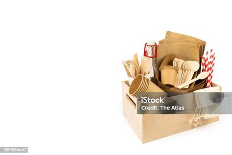 새로운 패스트 푸드 기구가있는 나무 상자 일회용 식기 세트 나무 칼 파우치 유리 병 및 종이 칵테일 튜브 측면 보기입니다 복사 공간 상자에 대한 스톡 사진 및 기타 이미지