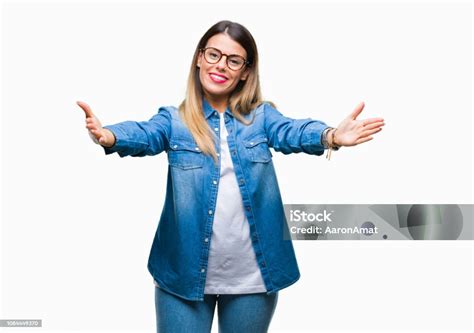 포옹에 대 한 두 팔을 벌려 웃 고는 카메라를 보고 하는 고립 된 배경 위에 안경을 통해 젊은 아름 다운 여자 명랑 식 수용 행복입니다 열다에 대한 스톡 사진 및 기타
