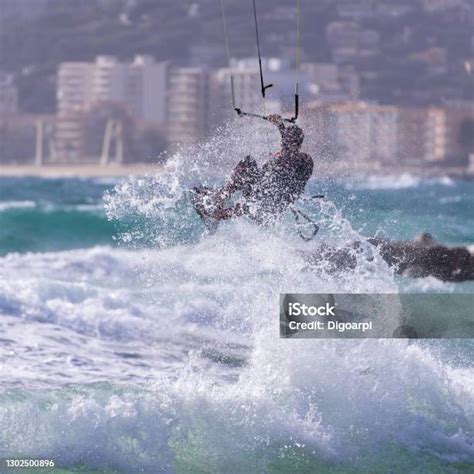 연 서핑 스페인 코스타 브라바에서 카이트 탑승 액션 사진 곡예 활동에 대한 스톡 사진 및 기타 이미지 곡예 활동 기술 남자 Istock