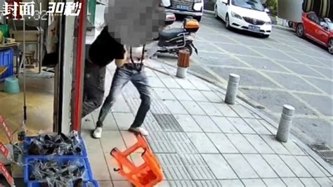 男子突然闯入店铺拿走菜刀 店主迅速反应将其夺回手机新浪网