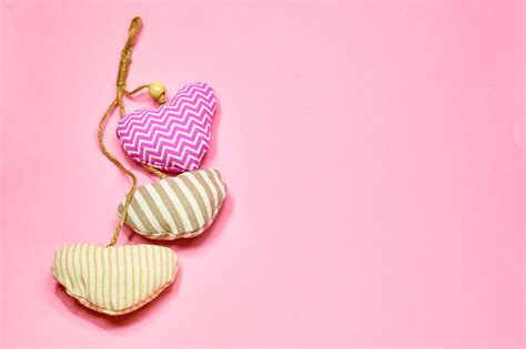 부드러운 패브릭 하트는 부드러운 분홍색 색상의 배경에 날아 복사 공간 발렌타인 데이 디자인 컨셉 0명에 대한 스톡 사진 및 기타 이미지 Istock