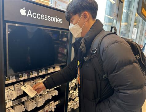 이마트24 수능 끝나고 애플 액세서리 판매 확 늘었다 ZDNet korea