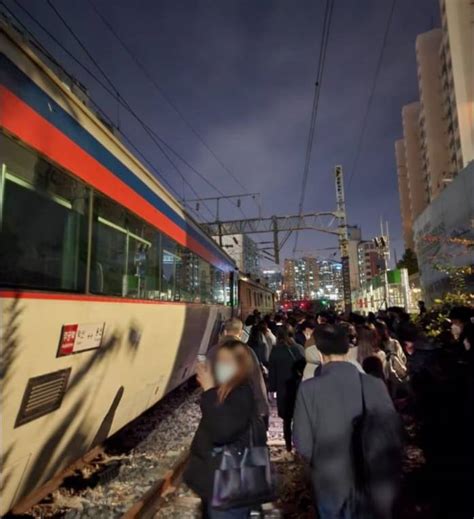 南韓首爾市中心驚傳火車脫軌 已知30人受傷 自由電子報 LINE TODAY