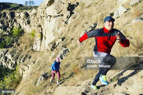 트레일 여름 야외에서 화산 바위 자연 풍경에 산 경로에 경주 커플 주자를 실행 울트라 실행 레이스 실행입니다 달리기에 대한 스톡